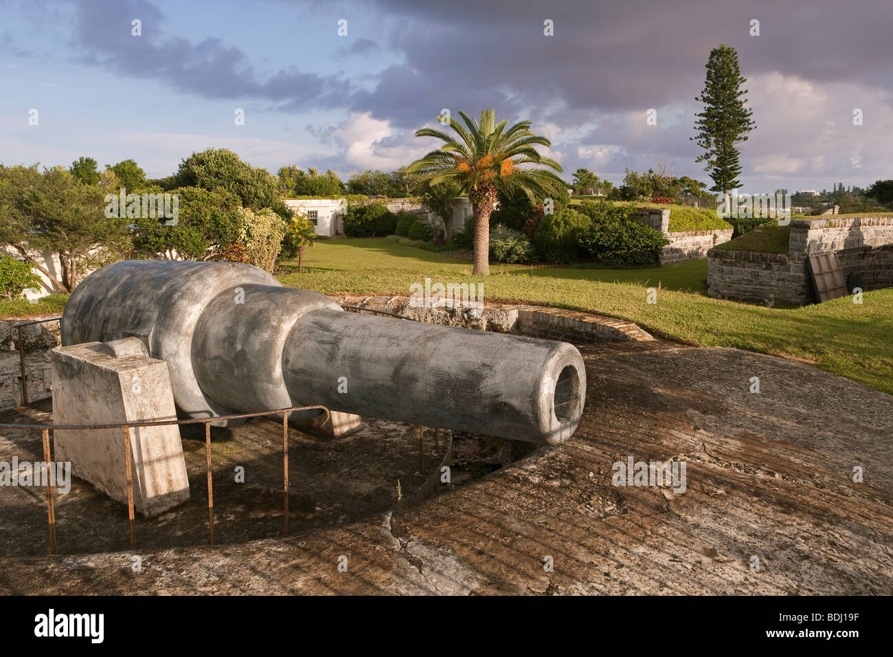 Hamilton bermuda old cannon hi-res stock photography and images - Alamy