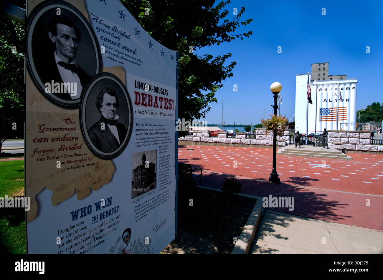 Statues of Stephen A. Douglas and Abraham Lincoln debating on the ...