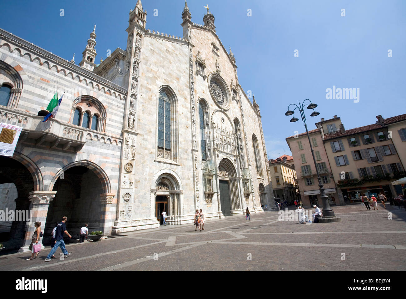 The Duomo and the Piazza Duomo in Como, Lombardia, Italy Stock Photo ...