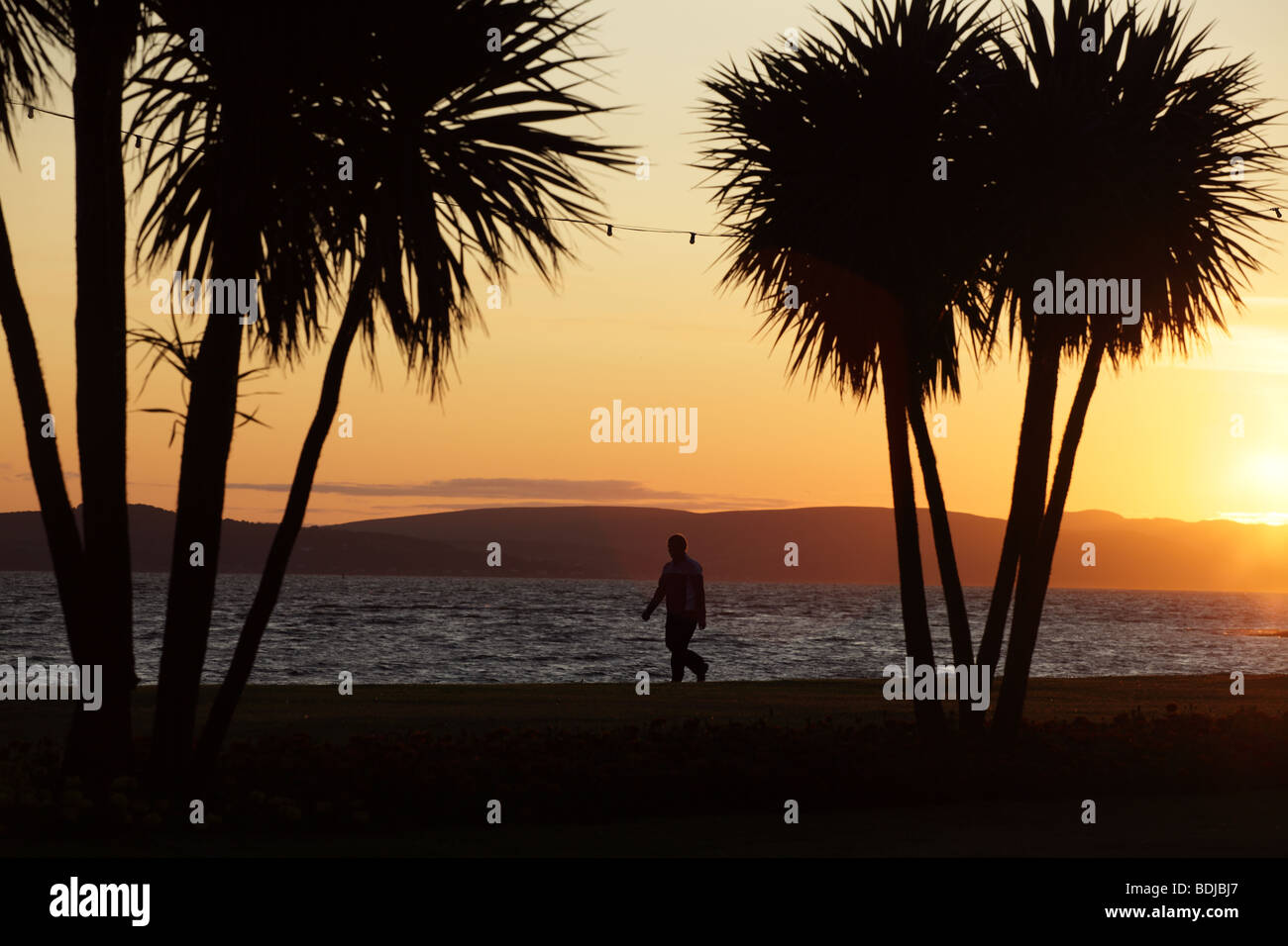 Uk sunset people walking silhouette hi-res stock photography and images ...