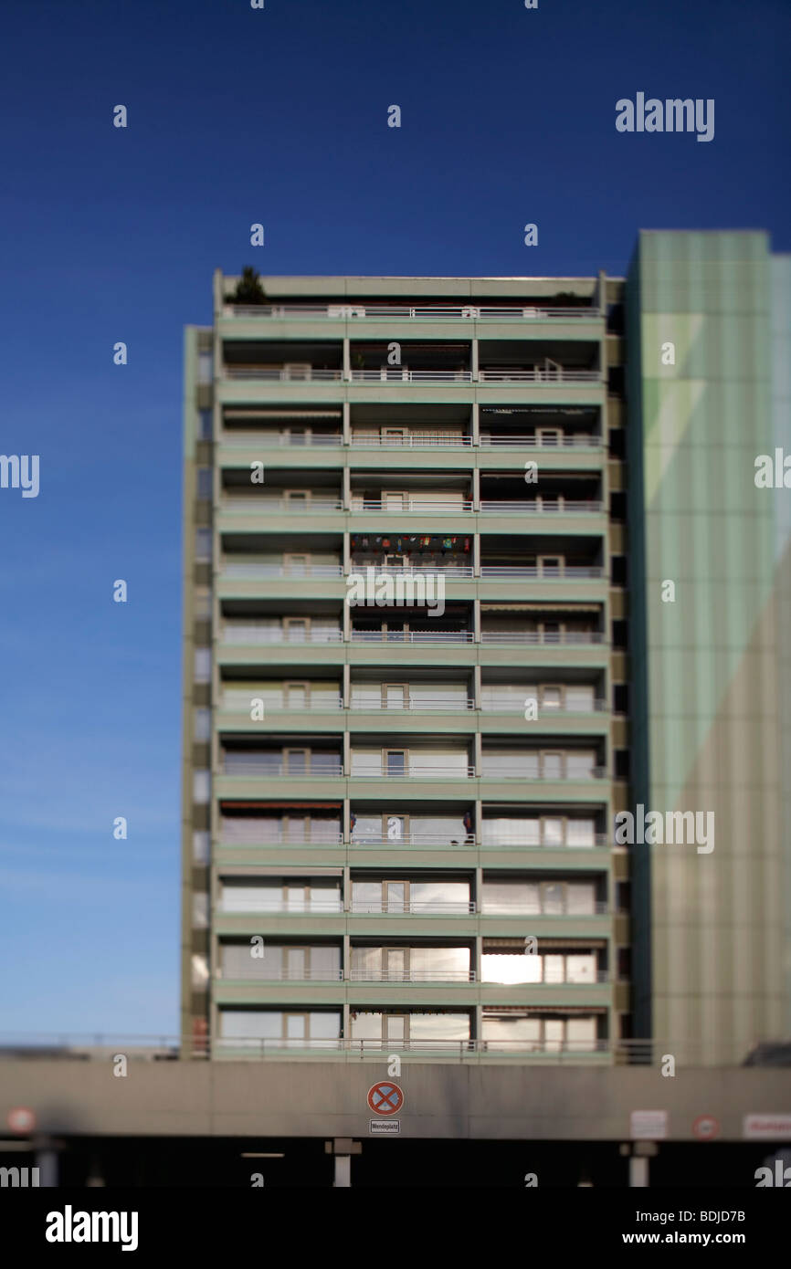 Apartment building exterior hi-res stock photography and images - Alamy