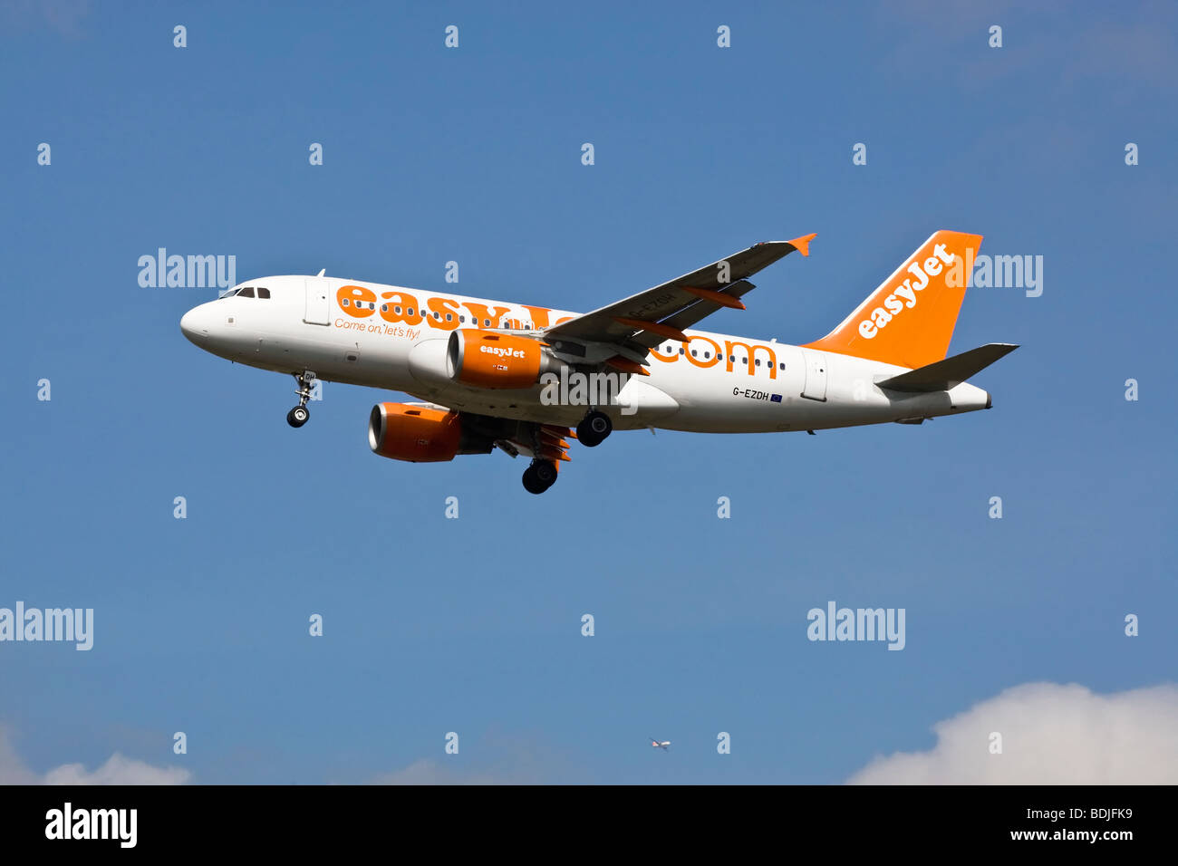 An Airbus A320 of the UK budget operator EasyJet on finals to land ...