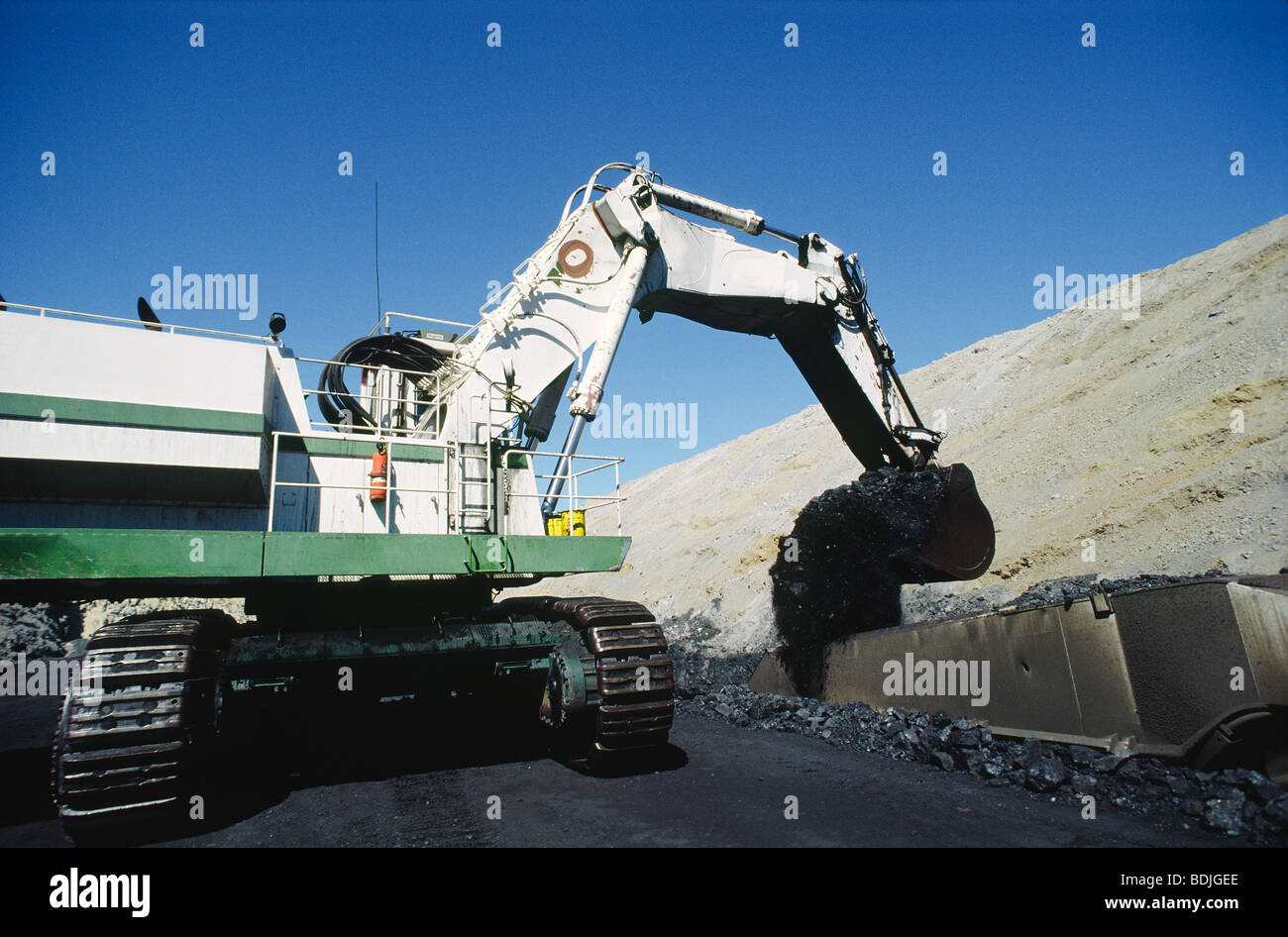 Bucket loading coal hi-res stock photography and images - Alamy