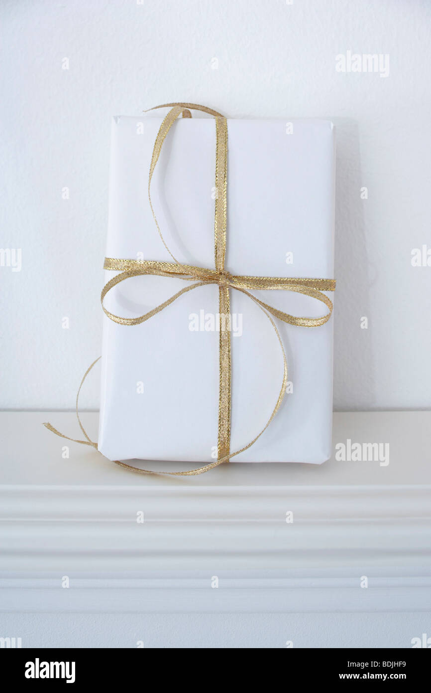 Studio photo gift bow hi-res stock photography and images - Alamy