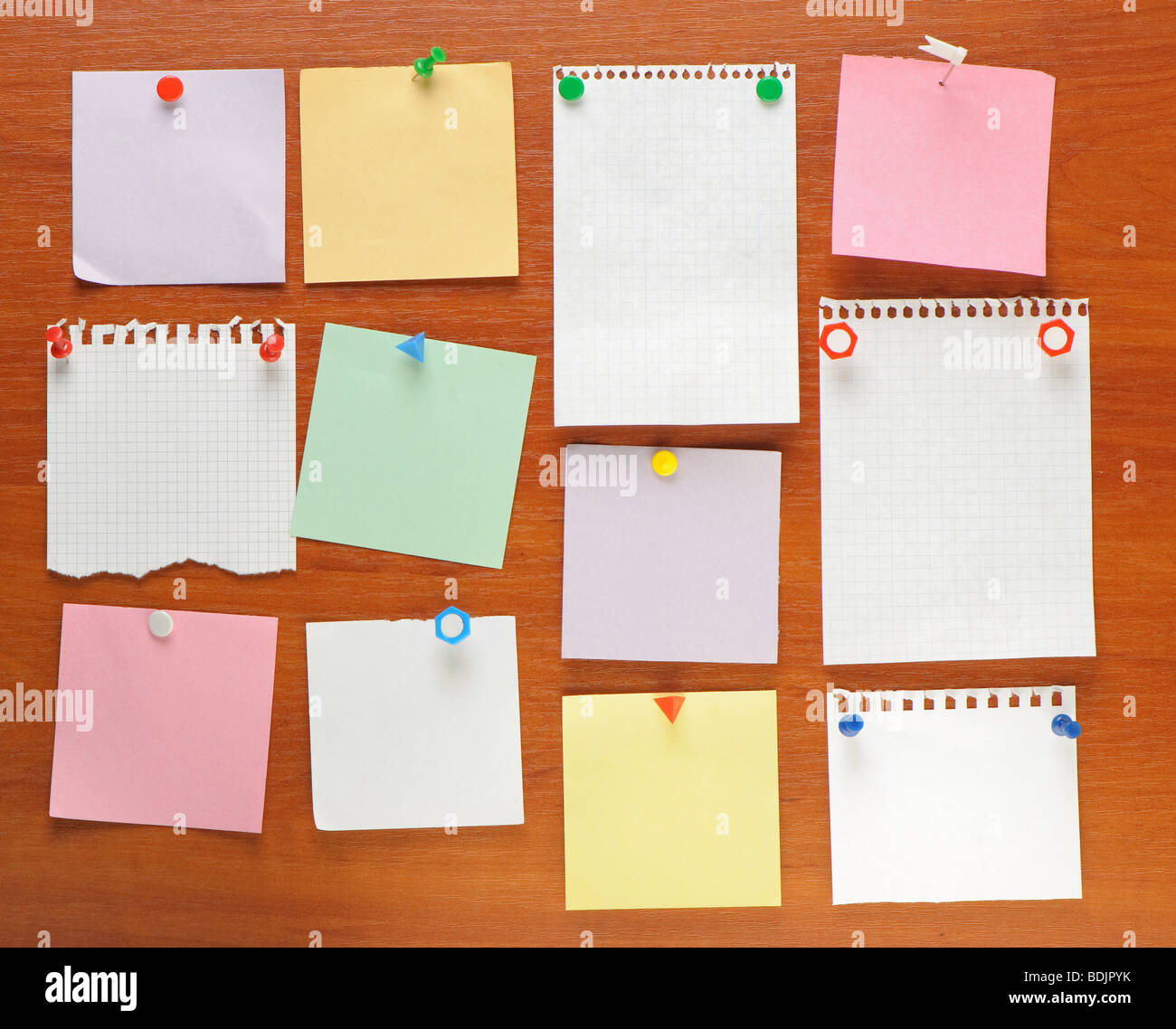 Set note pinned to a wooden board. The various form, a surface and pin ...