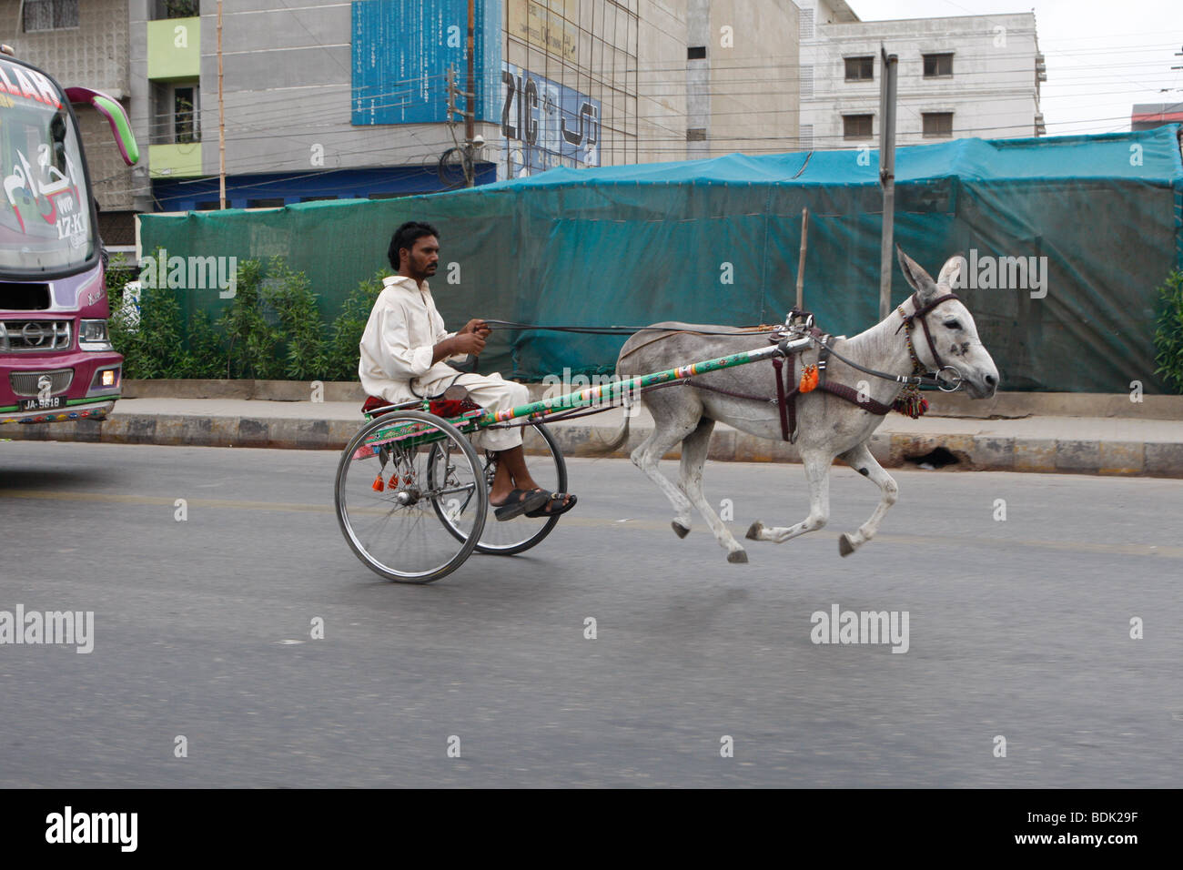 Karachi street hi-res stock photography and images - Alamy