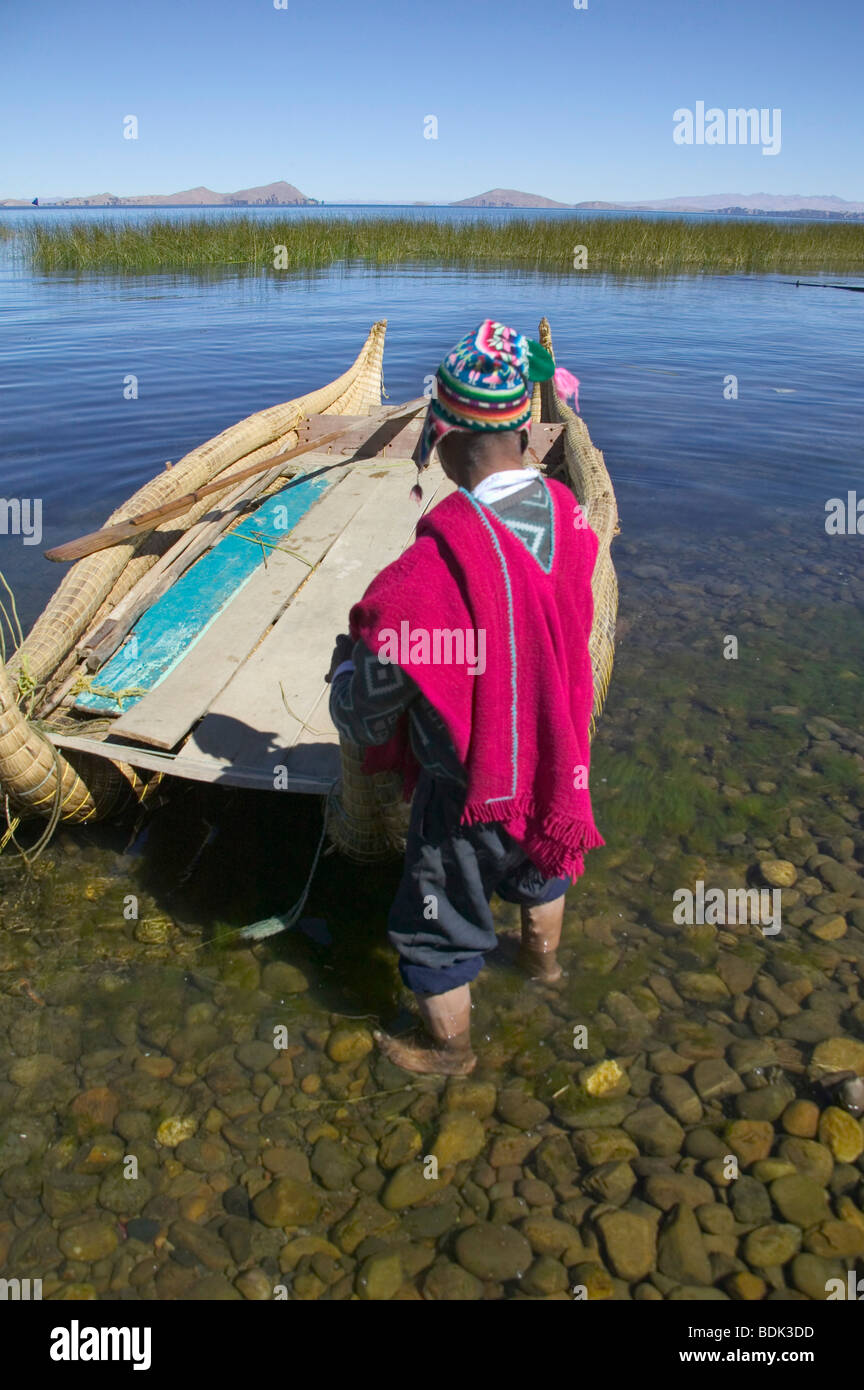 Indian man on reeds-made boat on Lake Titicaca, Bolivia Stock Photo - Alamy