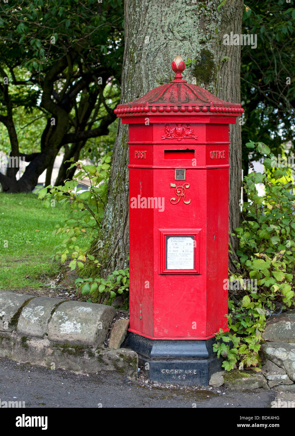 Red post office letter boxes uk hi-res stock photography and images - Alamy