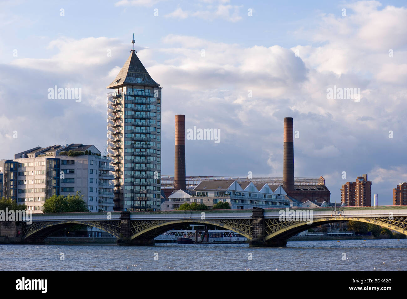 Chelsea harbour hi-res stock photography and images - Alamy
