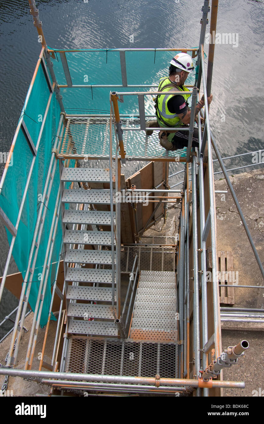 building scaffold scaffolding site construction rig workers Stock Photo ...