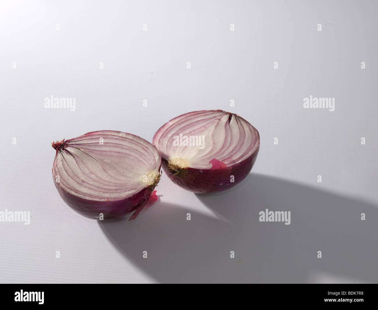 red onion sliced in half Stock Photo - Alamy