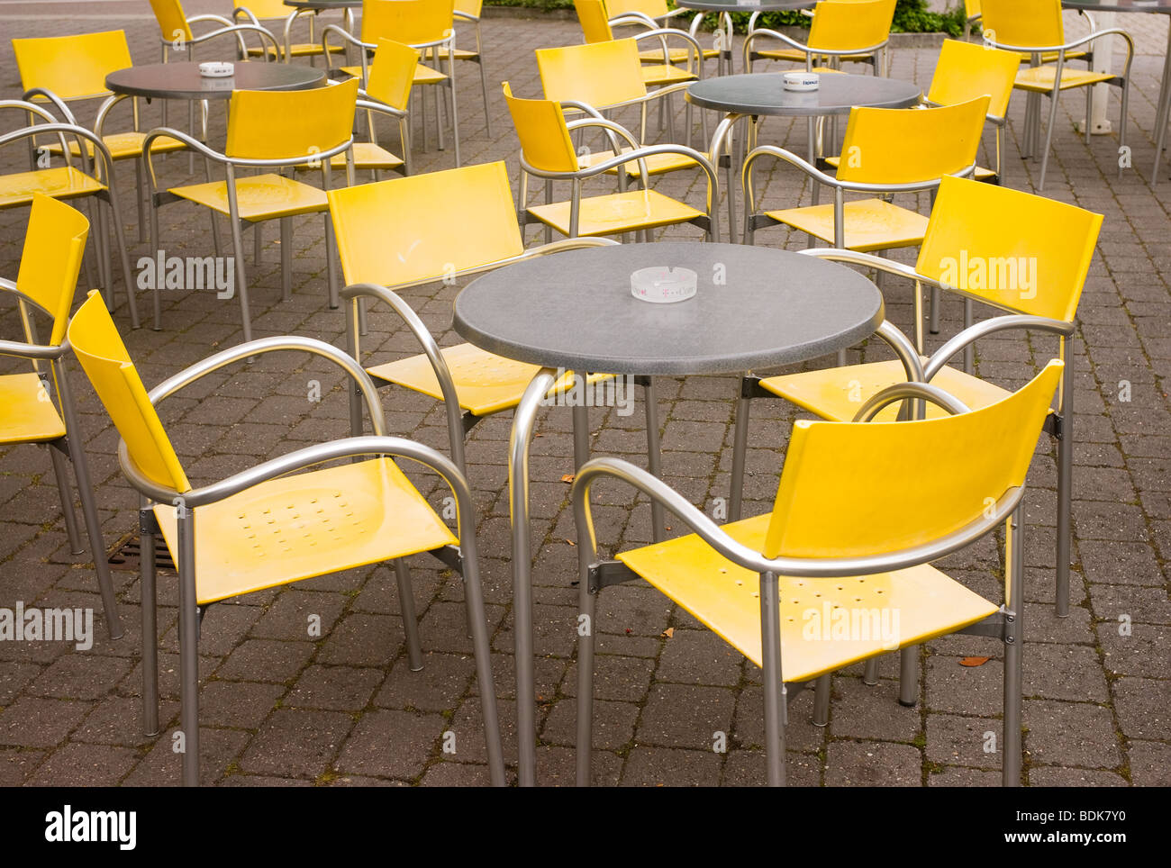 Pavement seats chairs hi-res stock photography and images - Alamy