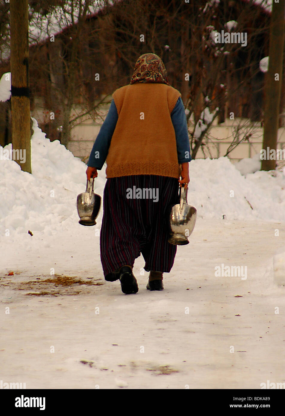 Women carry water from well hi-res stock photography and images - Alamy