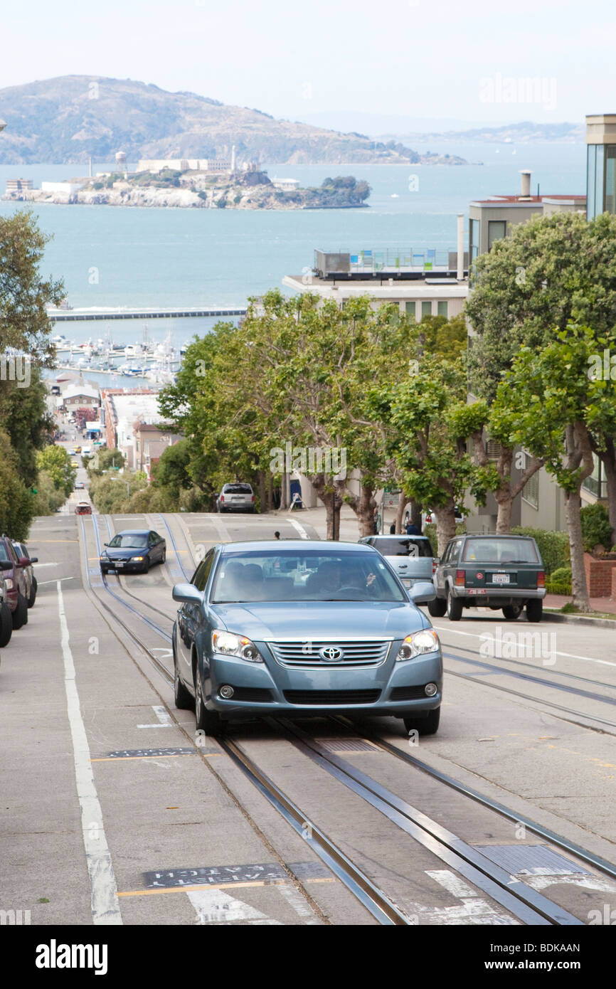 Cars driving up a steeply inclined road in central San Francisco ...