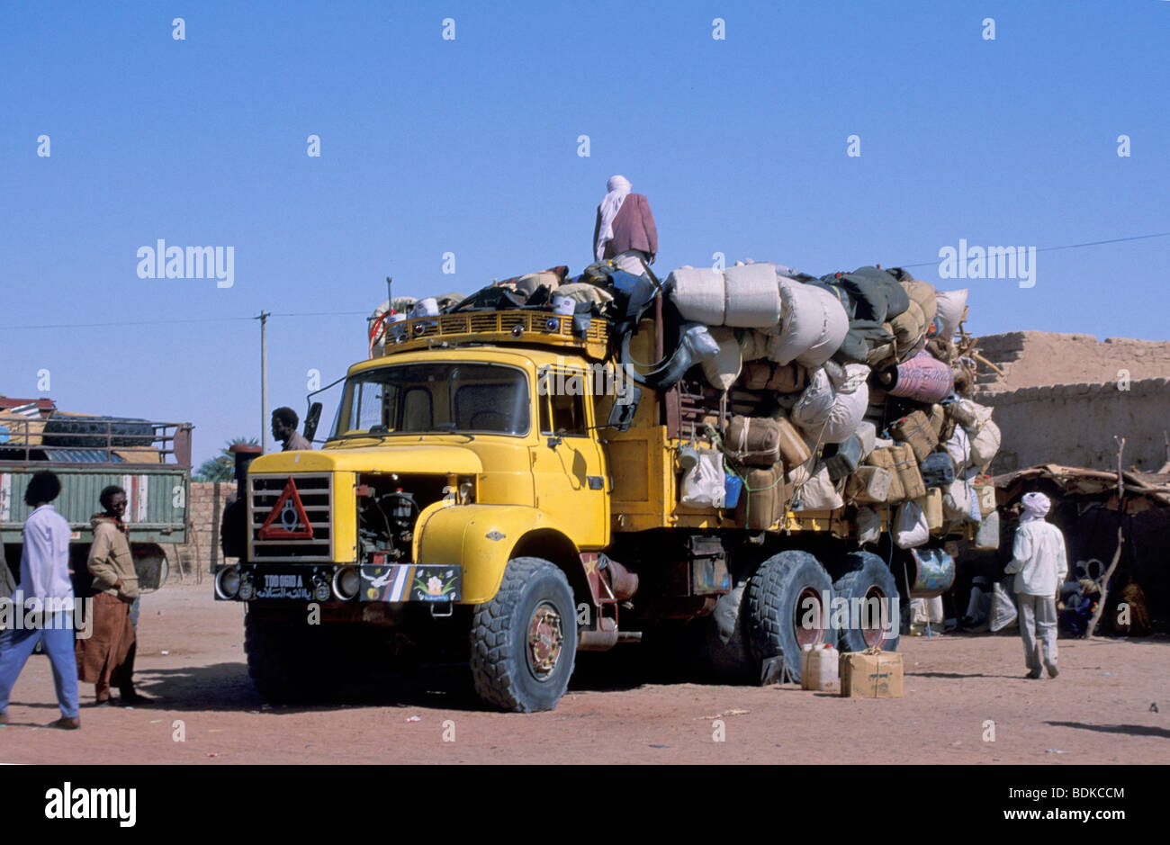 chad, truck in the sahara desert Stock Photo - Alamy