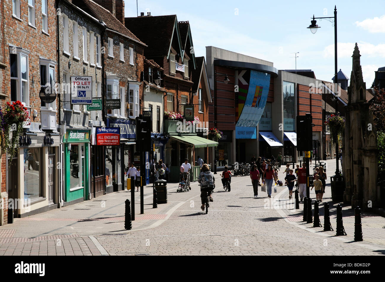 Newbury town centre shops and the Kennet shopping centre. Berkshire ...