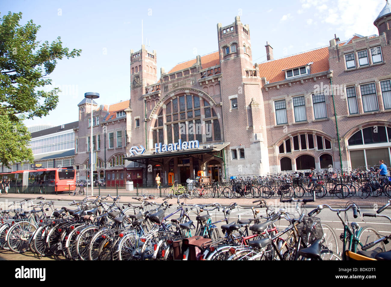 Station haarlem hi-res stock photography and images - Alamy