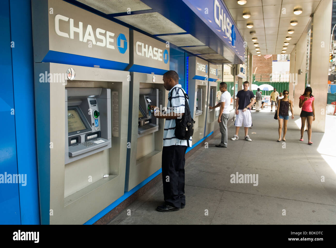 Atm machines hi-res stock photography and images - Alamy
