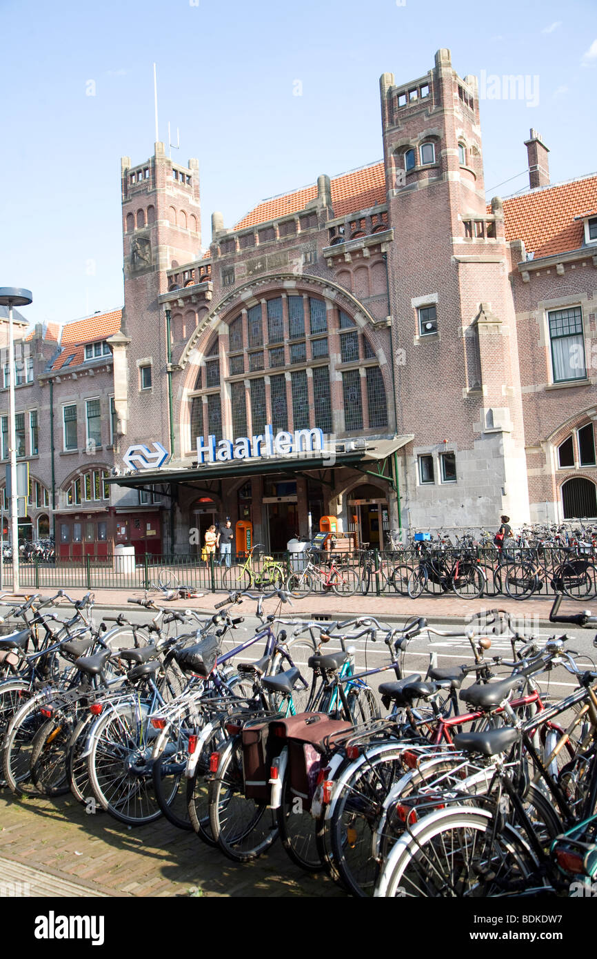 Haarlem rail station hi-res stock photography and images - Alamy