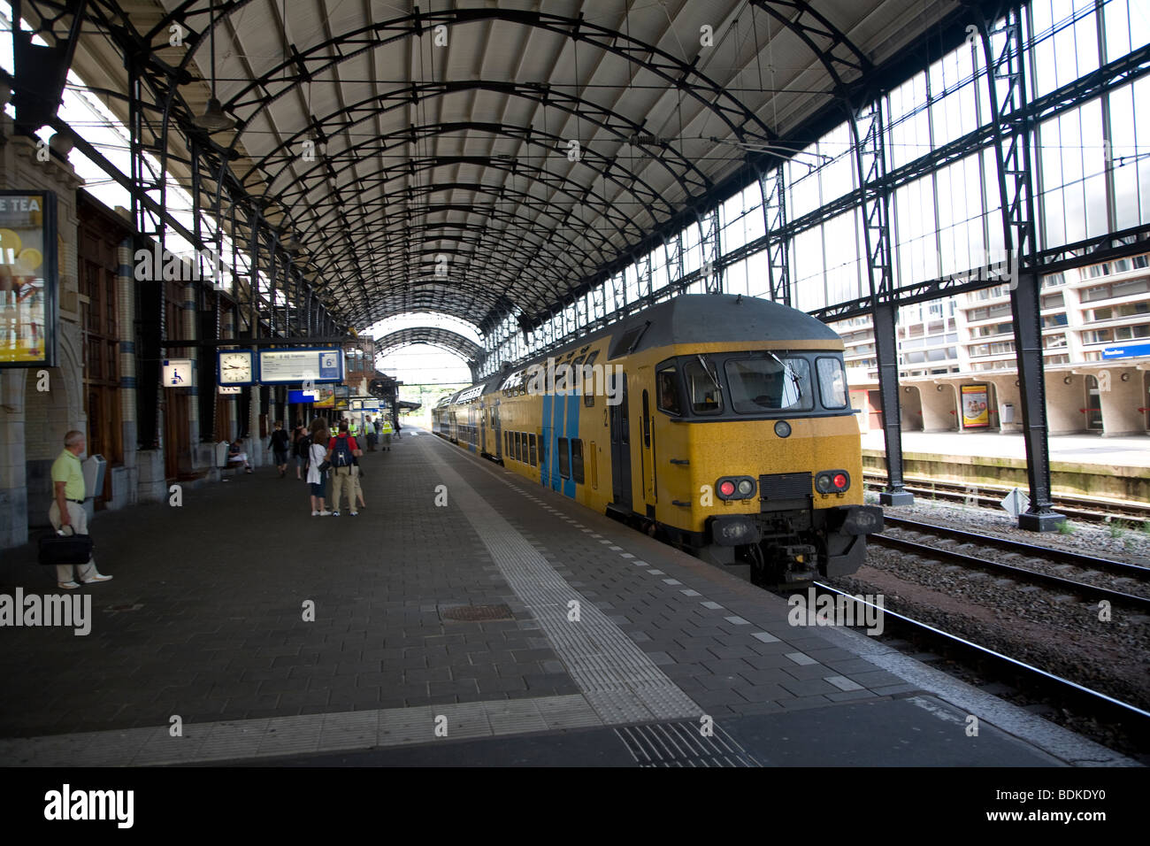 Train platform haarlem railway station holland rail hi-res stock ...