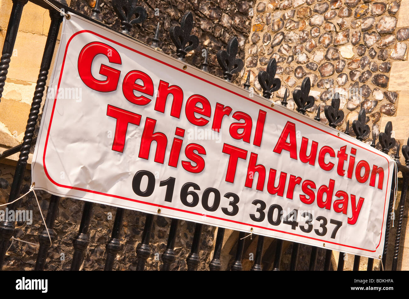 Auctions sign signs advert sale hi-res stock photography and images - Alamy
