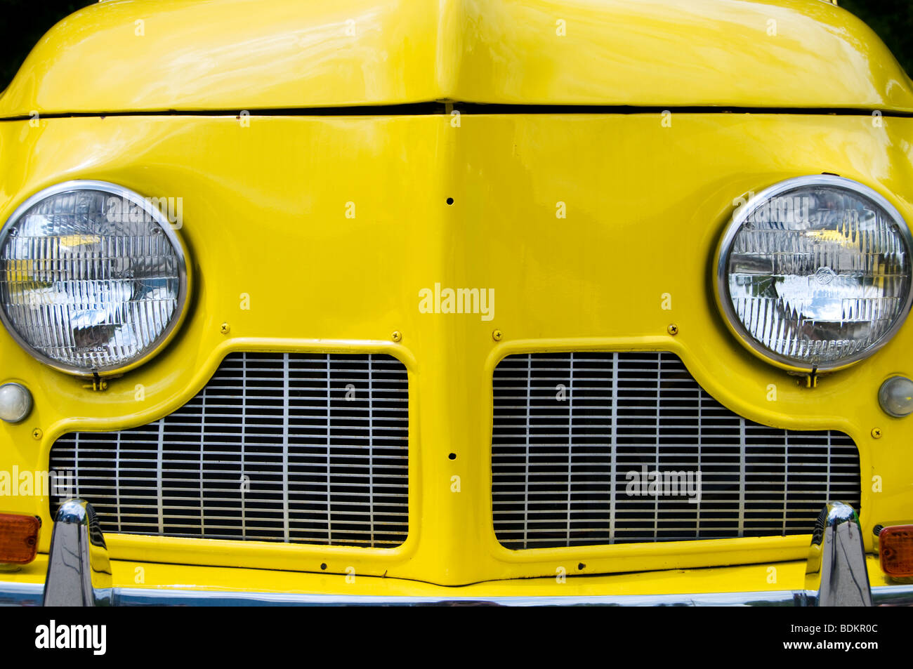 Detail of the front of an old yellow American car Stock Photo - Alamy