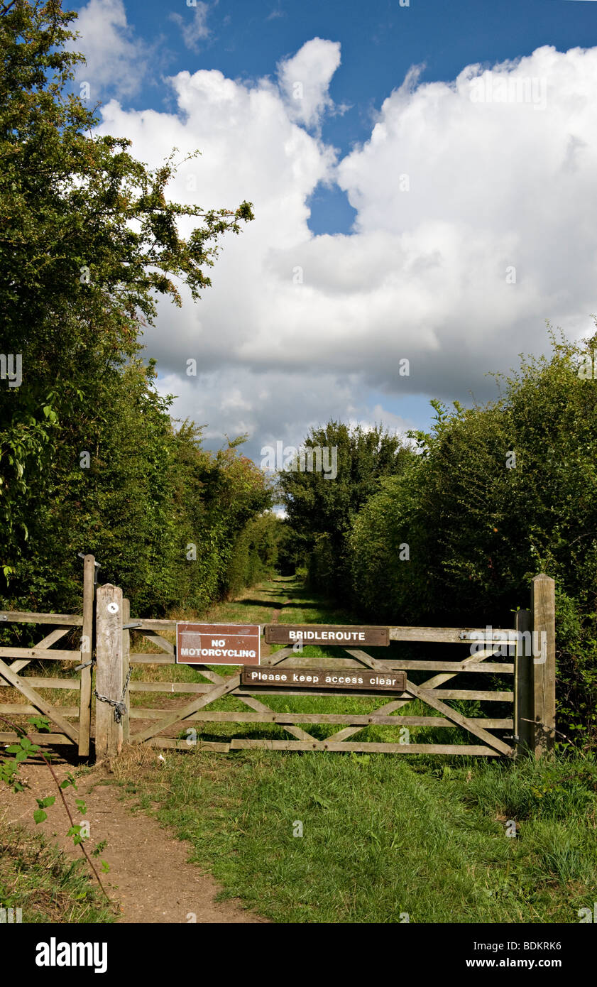 Pathway leading to a gate hi-res stock photography and images - Alamy