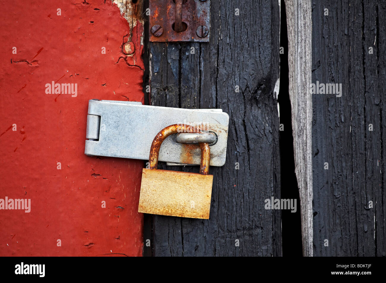 rusty old padlock on a wooden door Stock Photo - Alamy