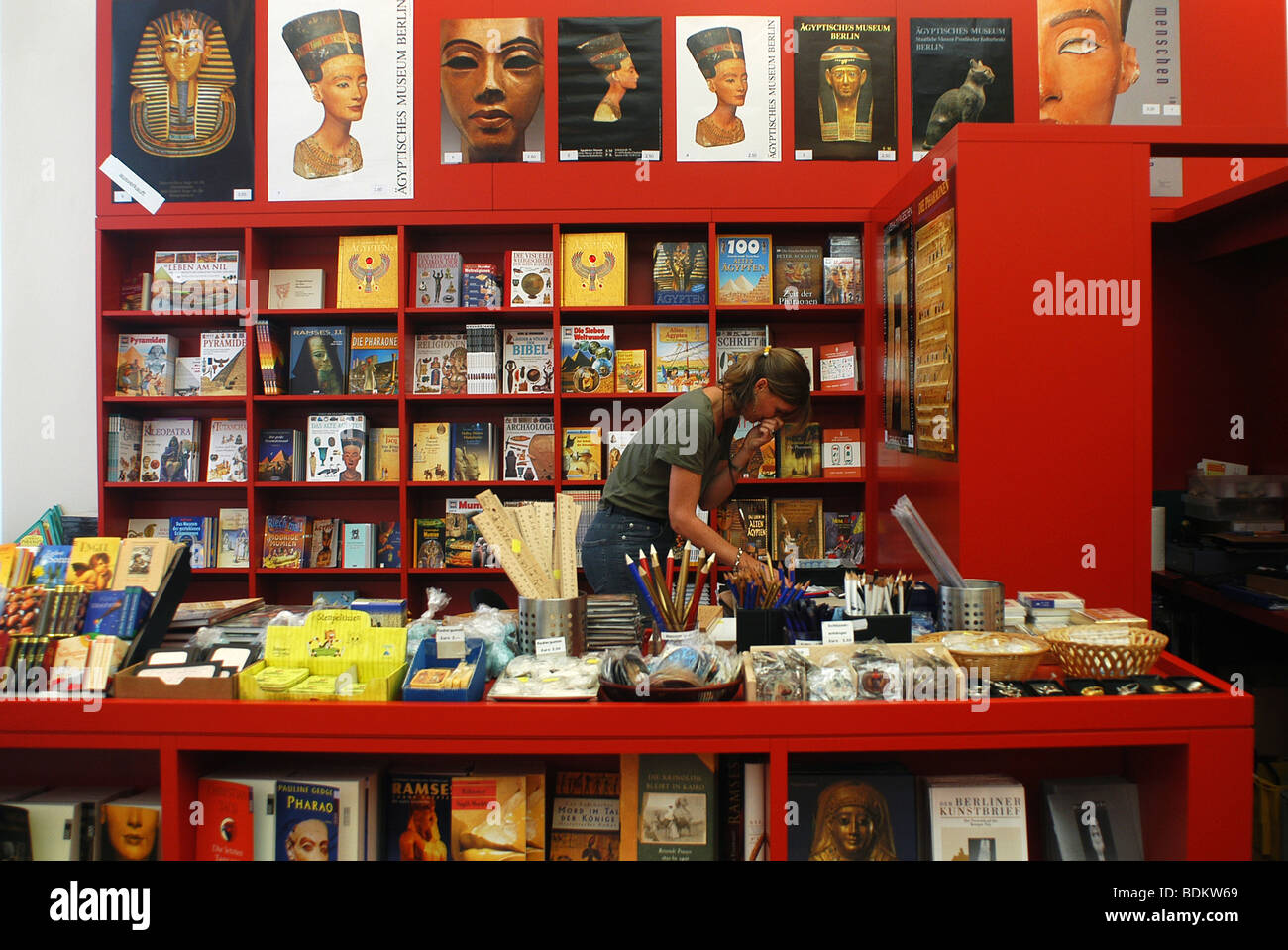 Museum shop store hi-res stock photography and images - Alamy