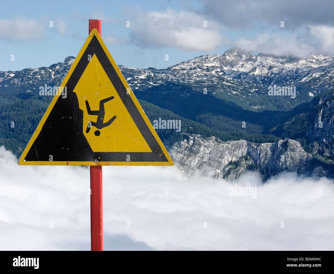 Yellow warning sign danger falling hi-res stock photography and images ...