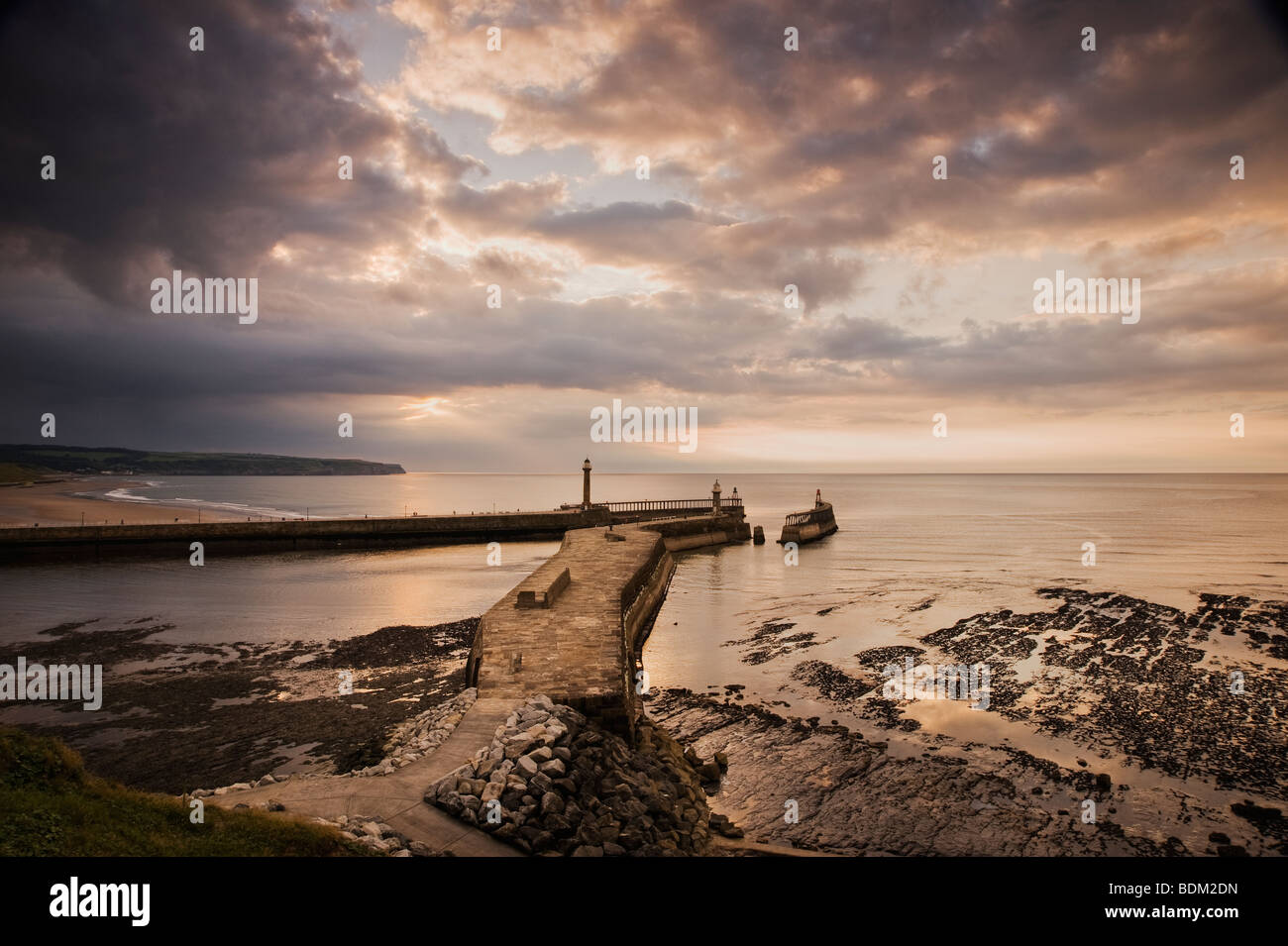 Whitby piers hi-res stock photography and images - Alamy