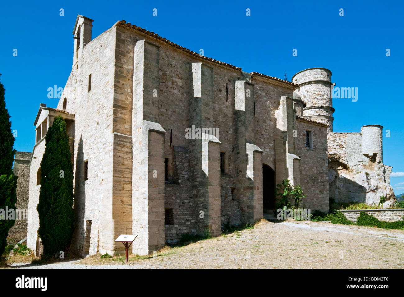 CASTLE OF LE BARROUX - PROVENCE - VAUCLUSE - FRANCE Stock Photo - Alamy
