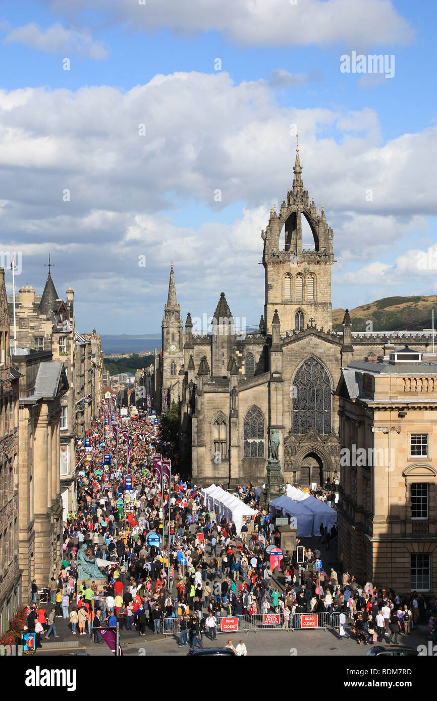 Edinburgh royal mile festival hi-res stock photography and images - Alamy