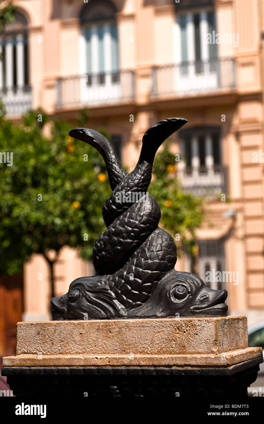 Statue of two entwined fish in Valencia Stock Photo - Alamy