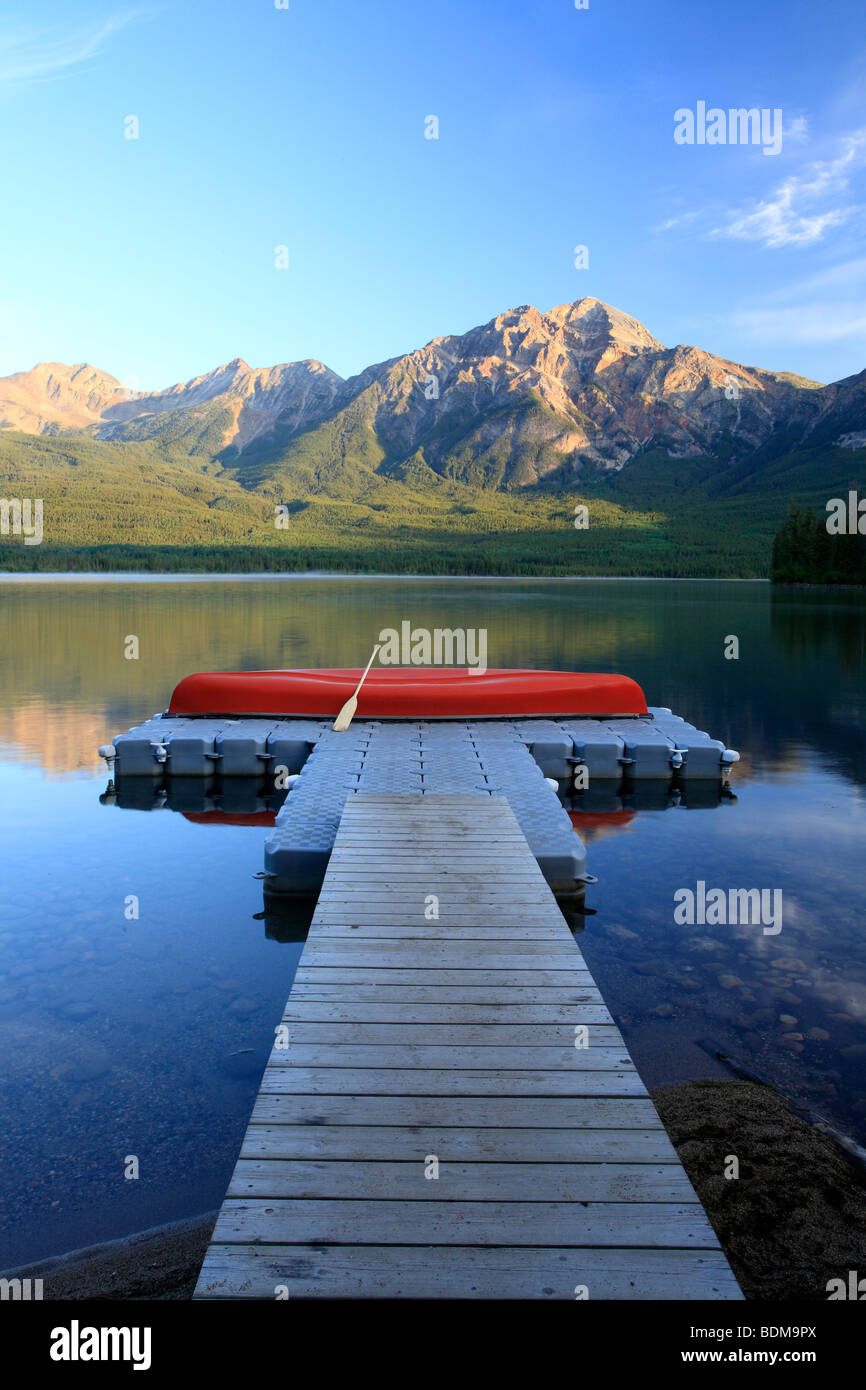 Red canoe on dock pyramid hi-res stock photography and images - Alamy