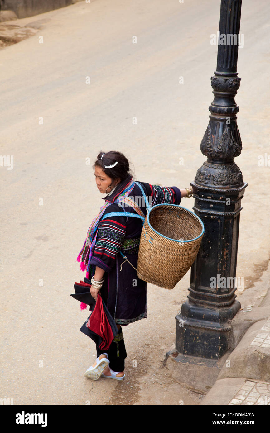 Hmong lady in Sapa, North Vietnam Stock Photo - Alamy