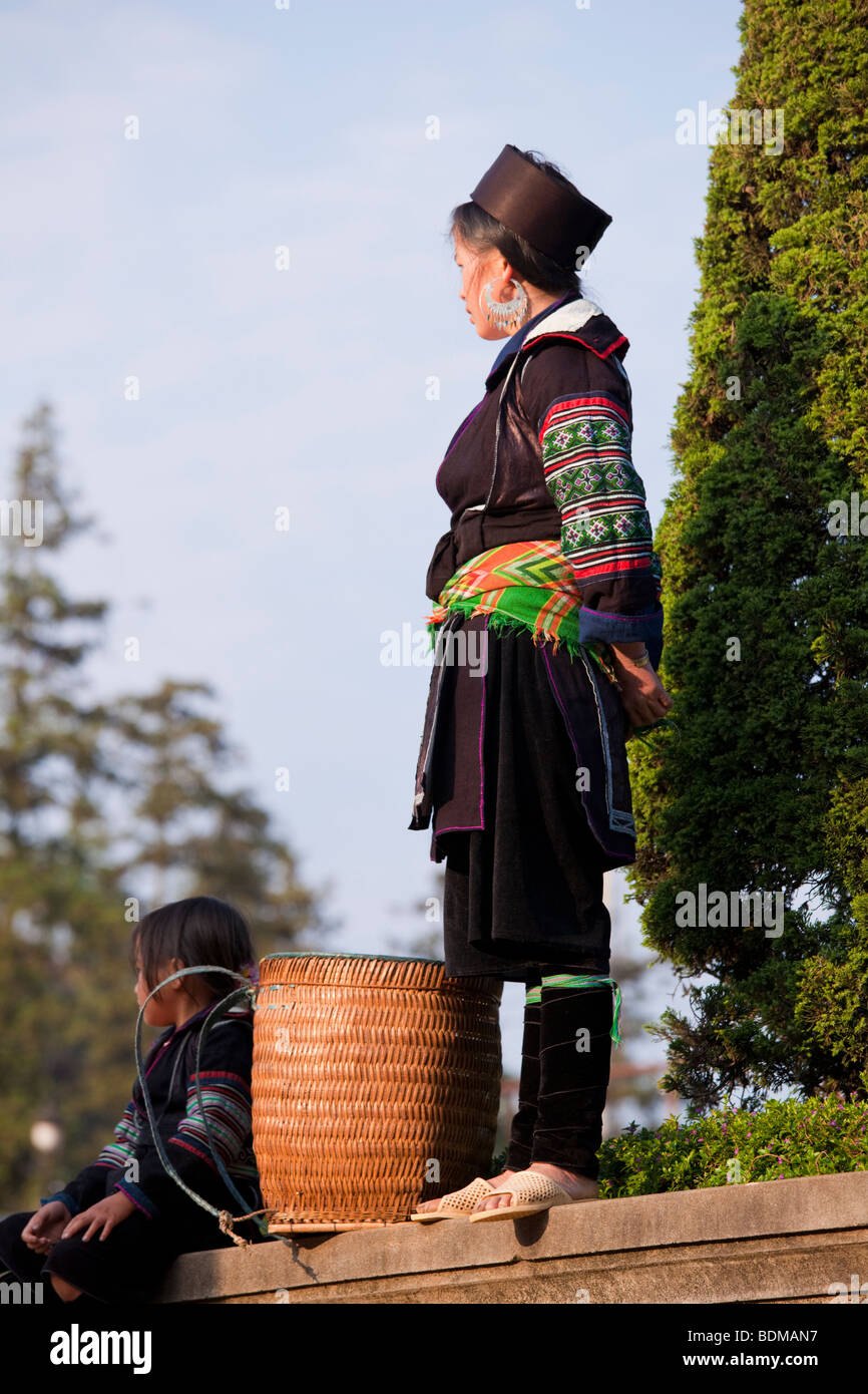 Hmong lady in Sapa, North Vietnam Stock Photo - Alamy