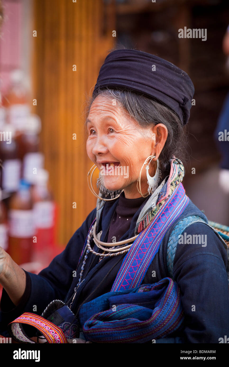 Hmong lady in Sapa, North Vietnam Stock Photo - Alamy