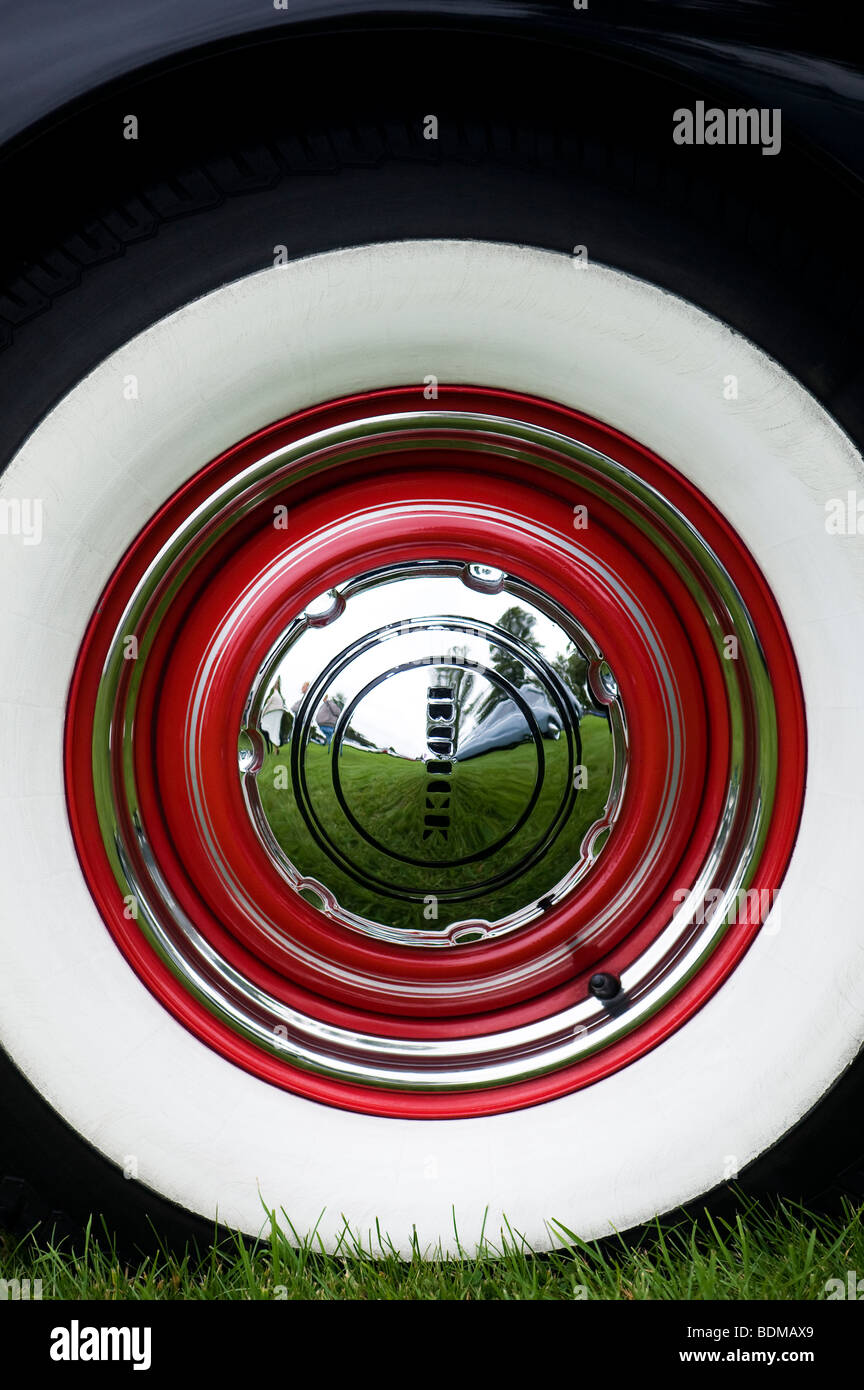 Buick logo on the wheel cap of this classic American car Stock Photo ...