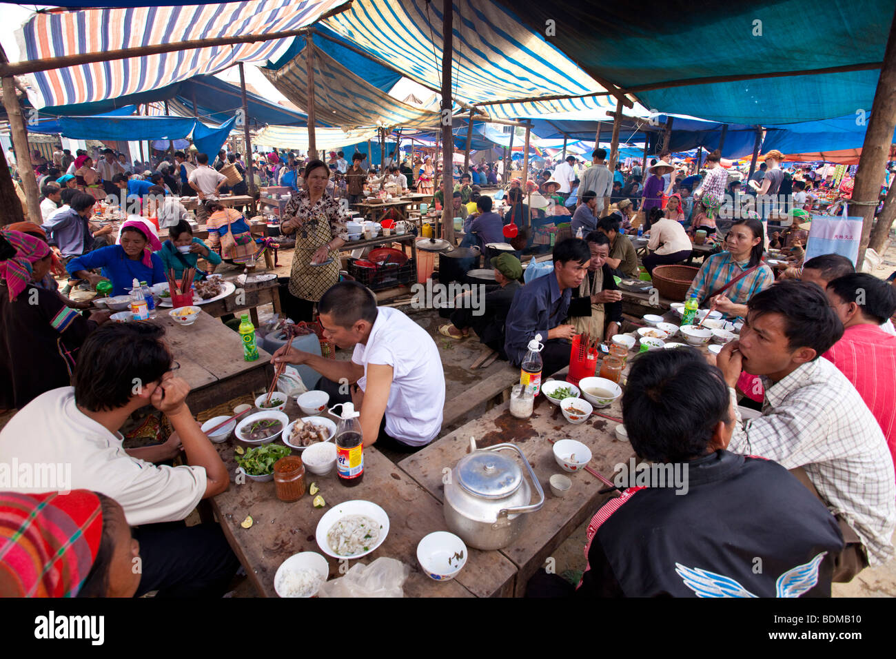 Outdoor eating asia hi-res stock photography and images - Alamy