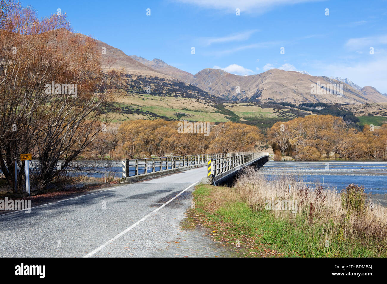 Empty road new zealand mountains hi-res stock photography and images ...