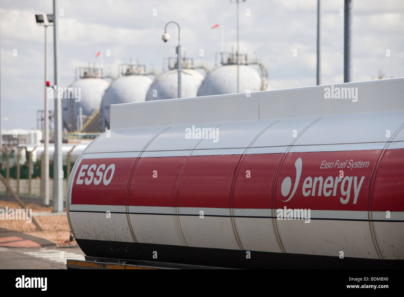 Petrol tankers ineos oil refinery hi-res stock photography and images ...