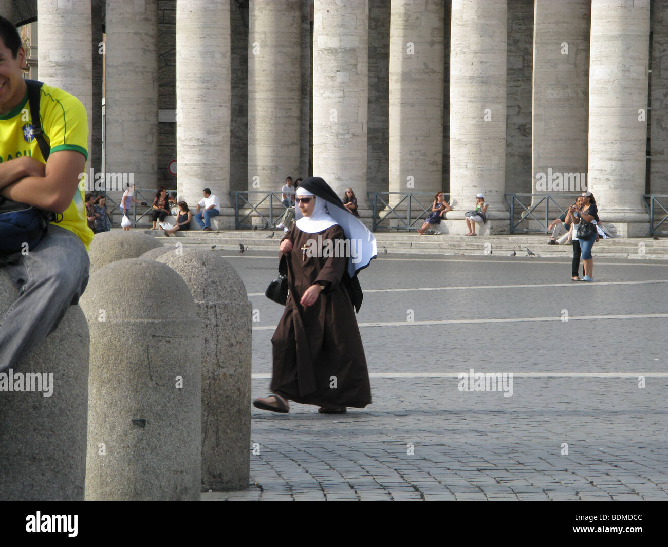 nun in st peter's square in rome Stock Photo - Alamy