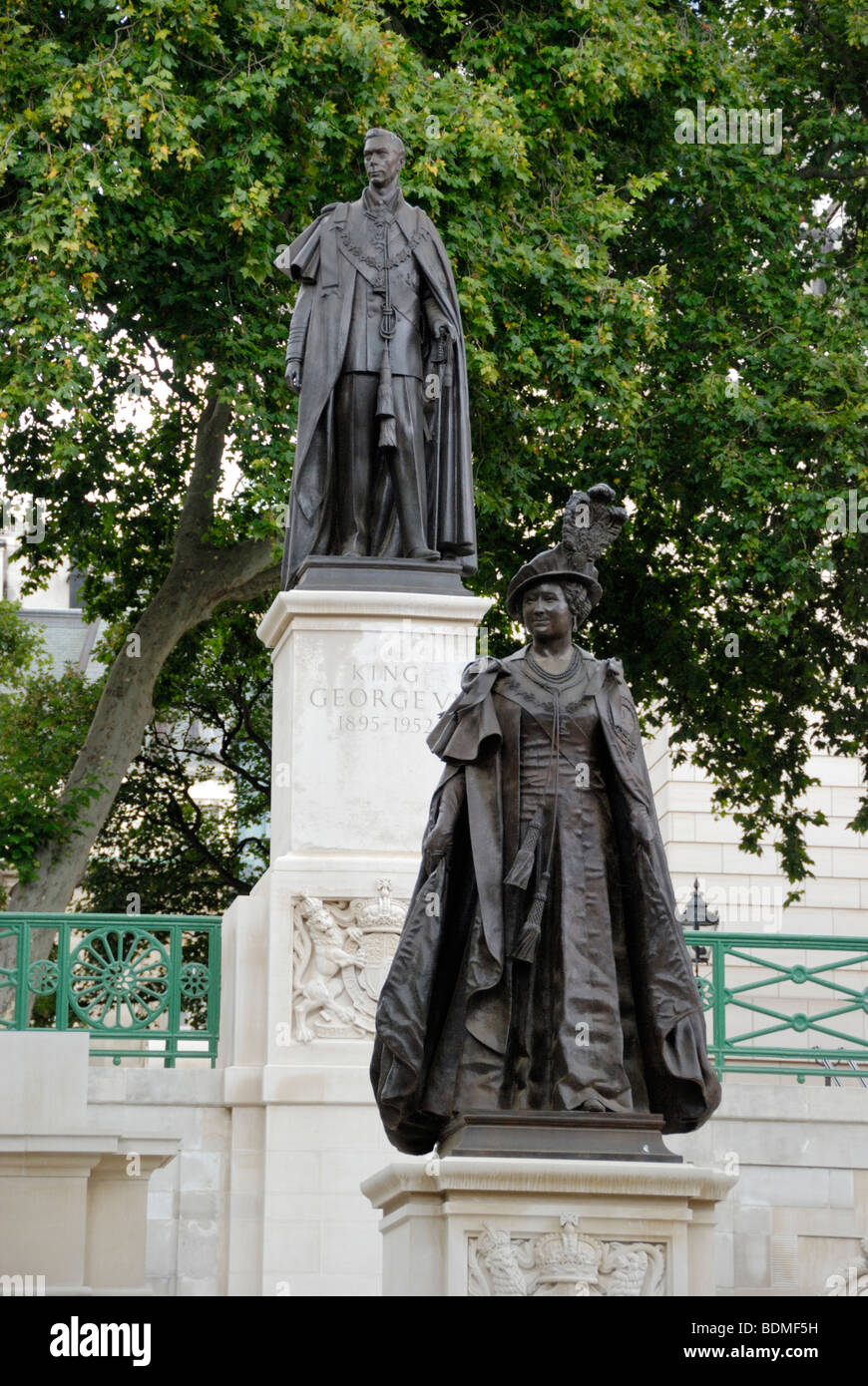 Statues of Queen Elizabeth the Queen Mother and King George VI in the ...