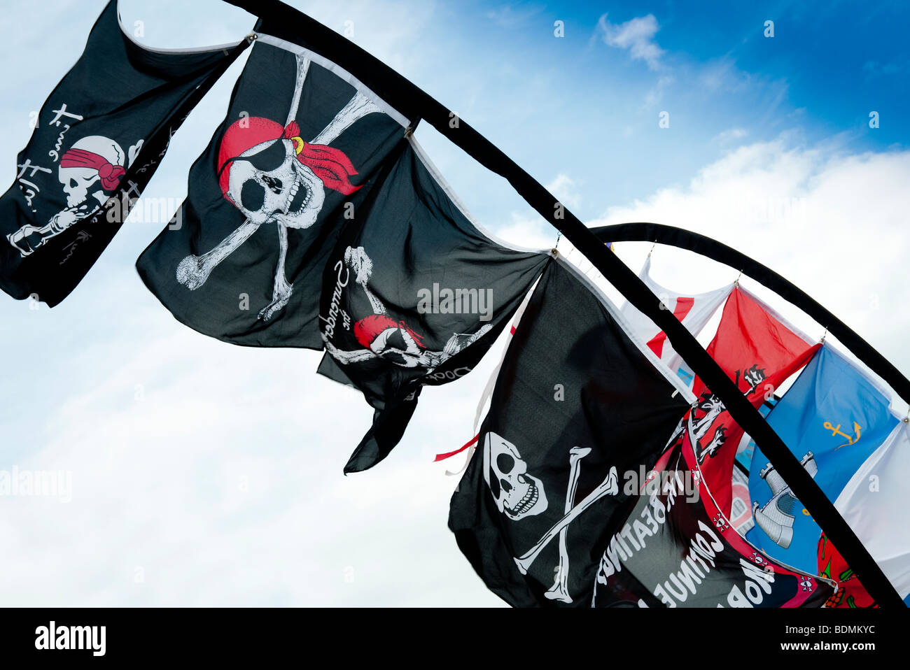 Skull crossbones flags flying hi-res stock photography and images - Alamy