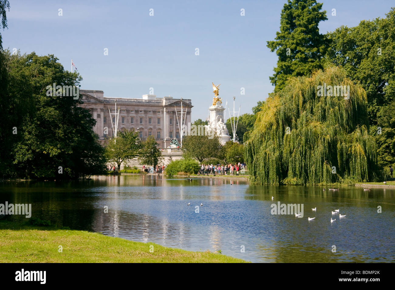 Buckingham Palace St James's Park London Stock Photo - Alamy