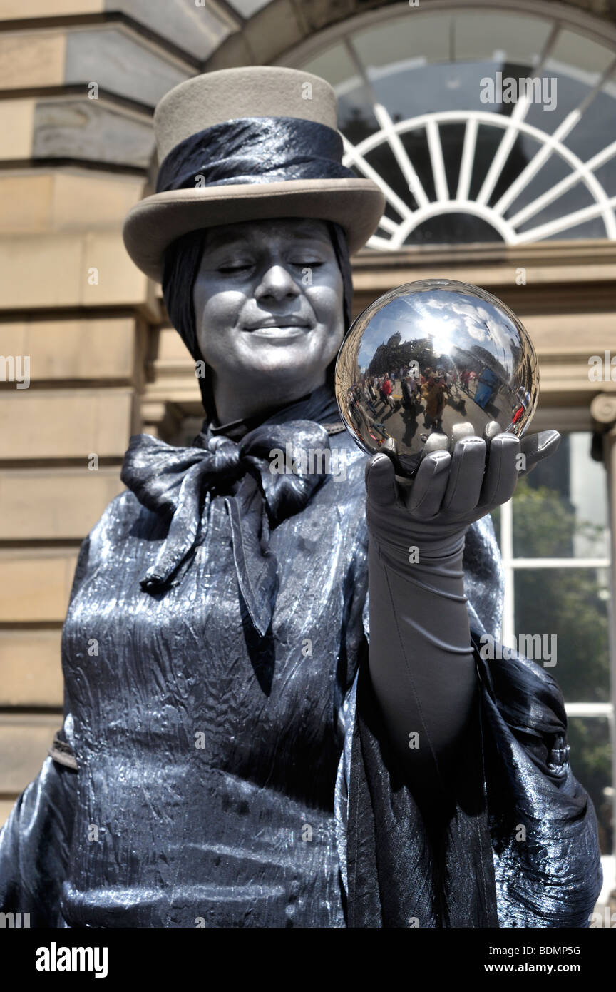 Human statue edinburgh festival fringe hi-res stock photography and ...