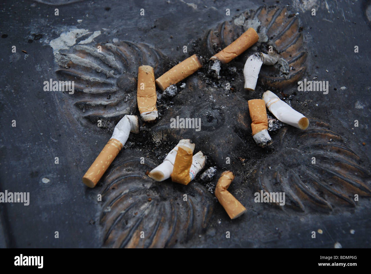 cigarette buds in ashtray on top of litter bin Stock Photo - Alamy