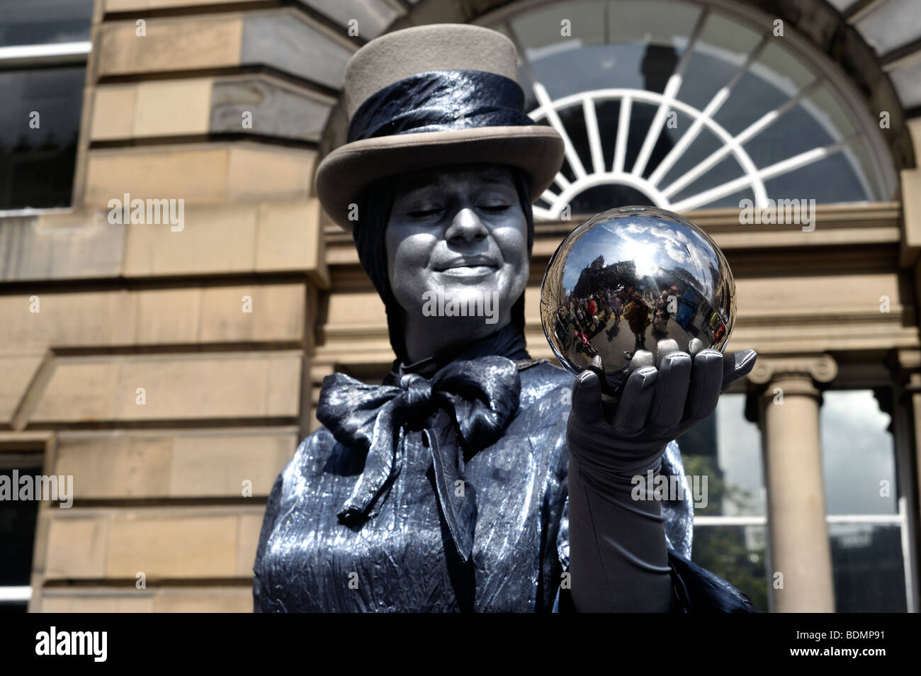 Human statue edinburgh festival fringe hi-res stock photography and ...