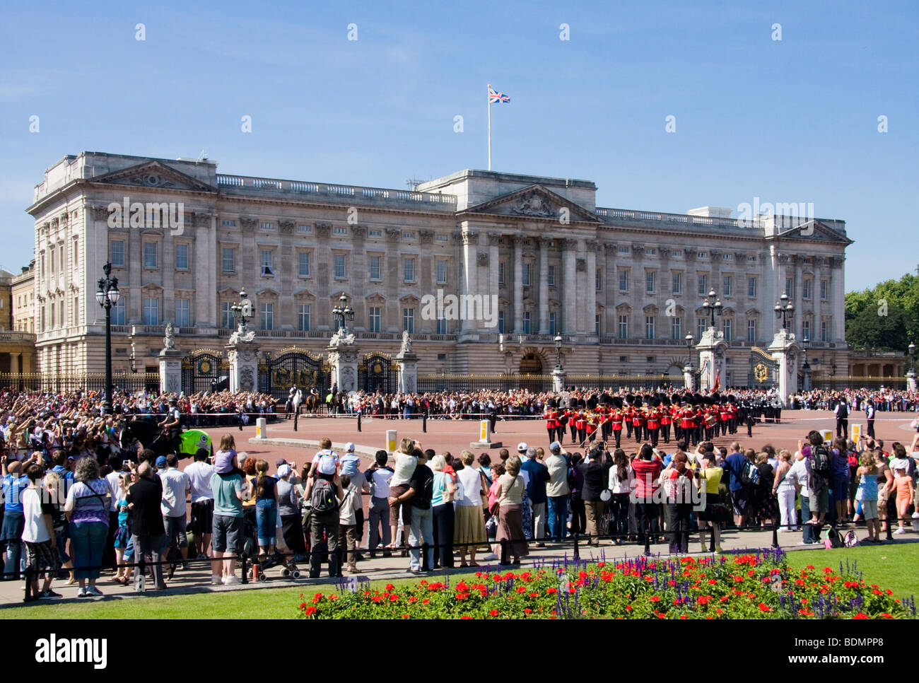 Buckingham palace sunshine hi-res stock photography and images - Alamy